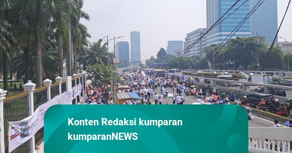 Ada Demo Nakes di Depan DPR, Jalan Gatot Subroto Ditutup | kumparan.com